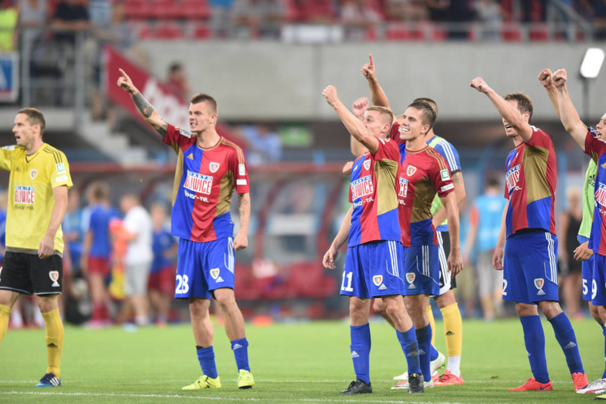 Lider Ekstraklasy gromi