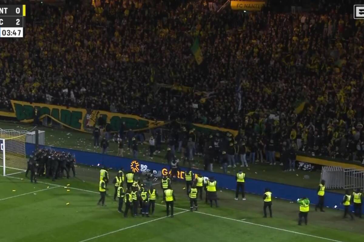 Skandal w Ligue 1! Kibice nie pozwolili na dogranie meczu, zamieszki na ... Skandal w Ligue 1! Kibice nie pozwolili na dogranie meczu, zamieszki na ...