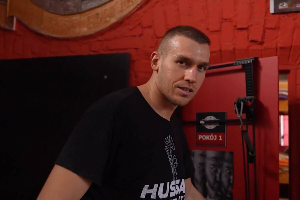 Polak zawalczy o tytuł mistrza świata. Szok, jak mieszkał [WIDEO]